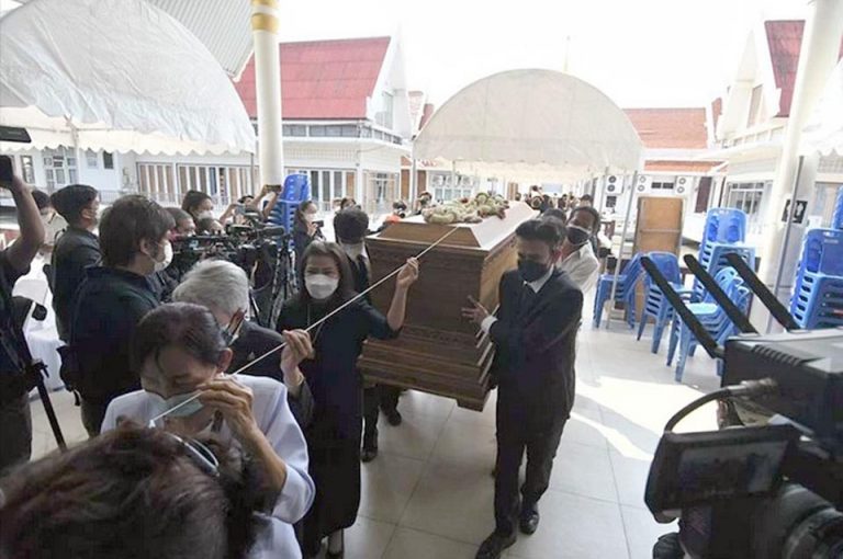 Royal bathing rites held for late Thai actor Sorapong Chatree - Pattaya ...