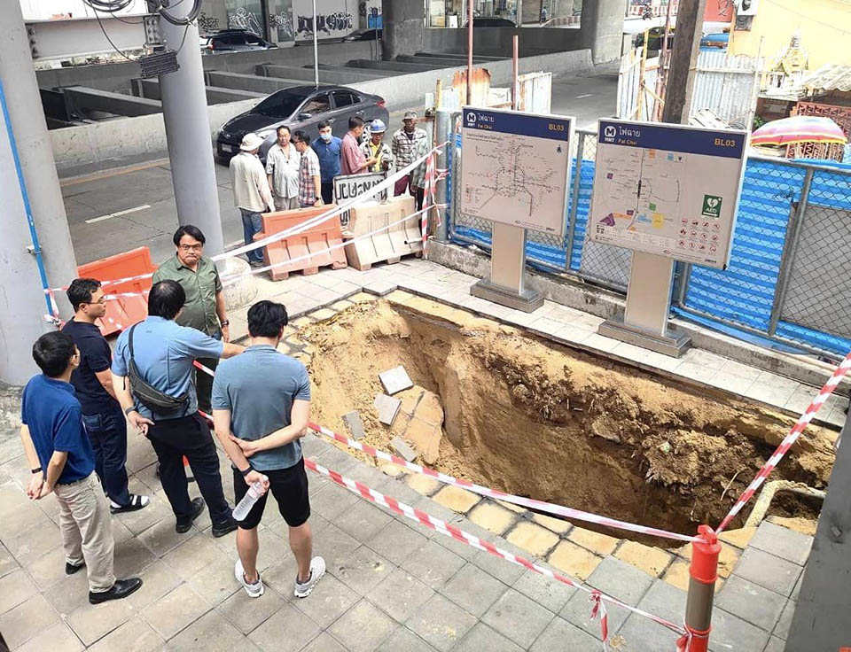 Trottoar kollapsade nära BTS-stationen ”Fai Chai” i Bangkok