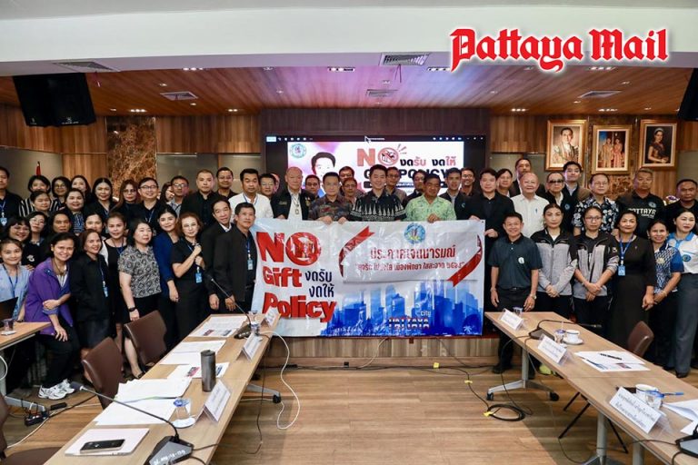 Pattaya Mayor leads ‘No Gift Policy’ pledge to fight corruption and ...