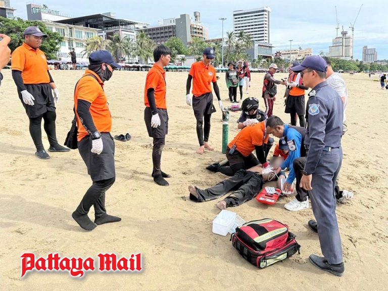 Desperate beach rescue in Pattaya as lifeguards battle to save drowning ...