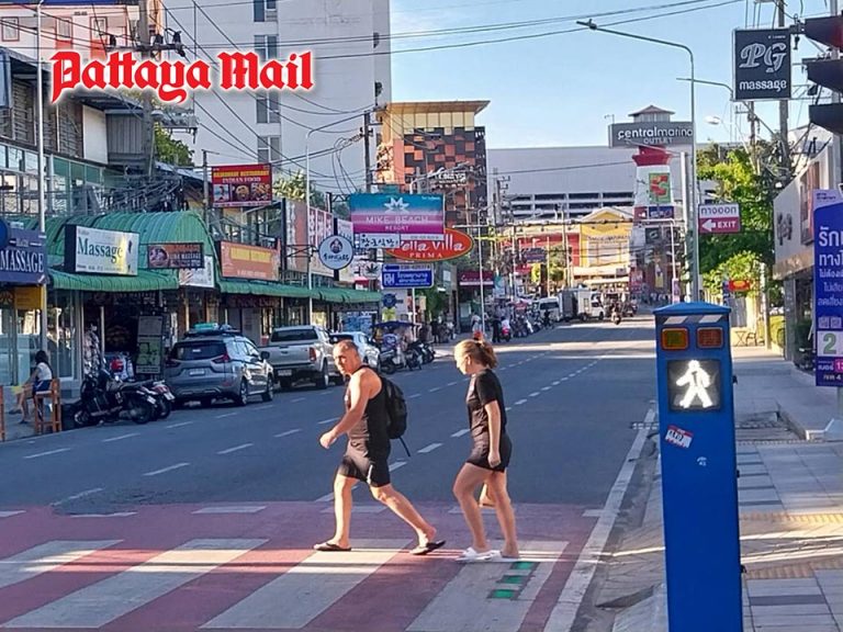 Pattaya strong sunshine and passing rain clouds keep tourists on foot ...